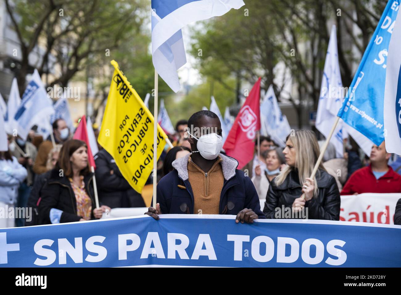 A large group of people in front of the Ministry of Health manifests ...