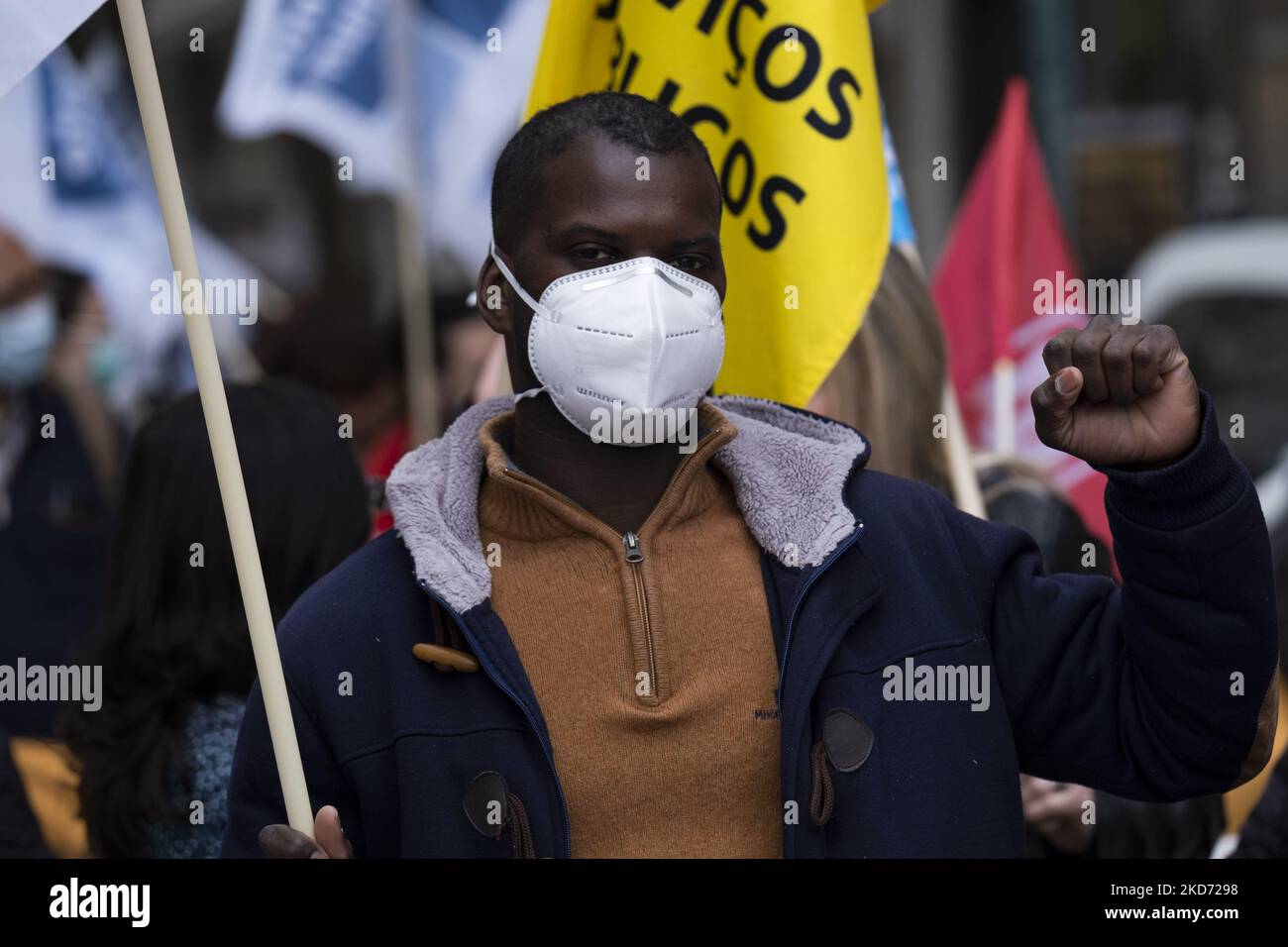 A large group of people in front of the Ministry of Health manifests ...