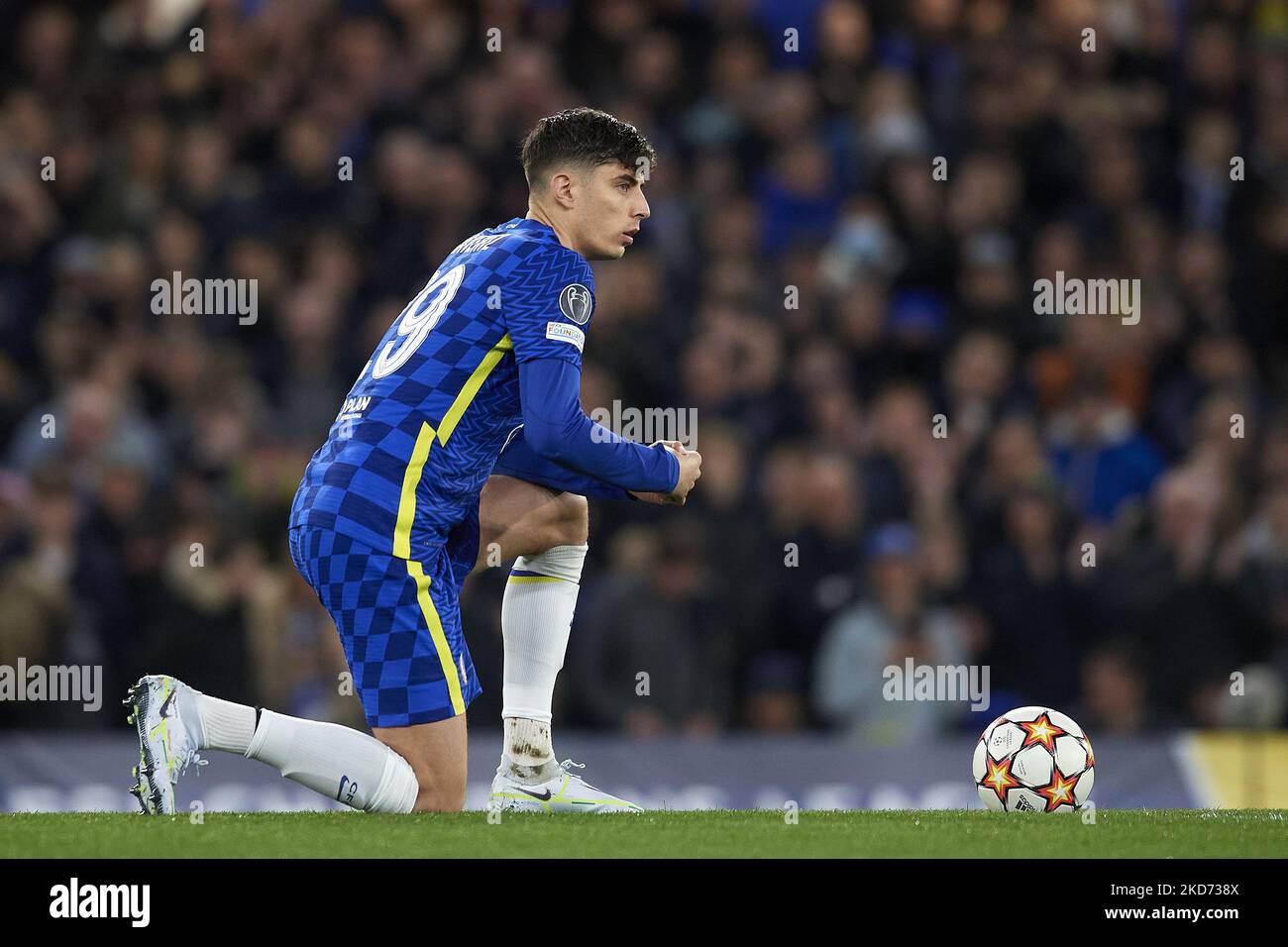 Mason Mount of Chelsea kneeling prior the UEFA Champions League Quarter ...