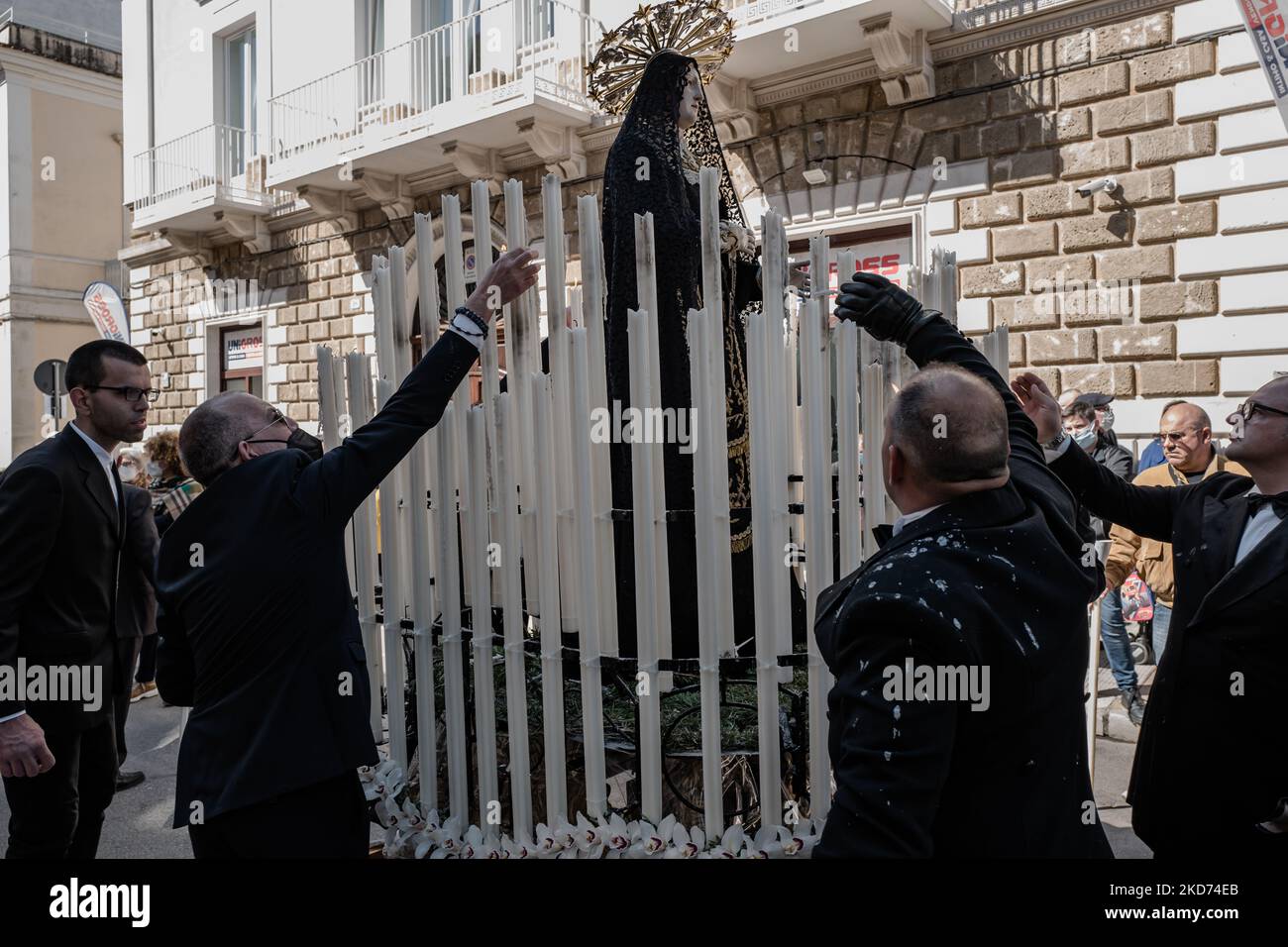 Bearers of the Statue of the Madonna remove the wax from the candles ...
