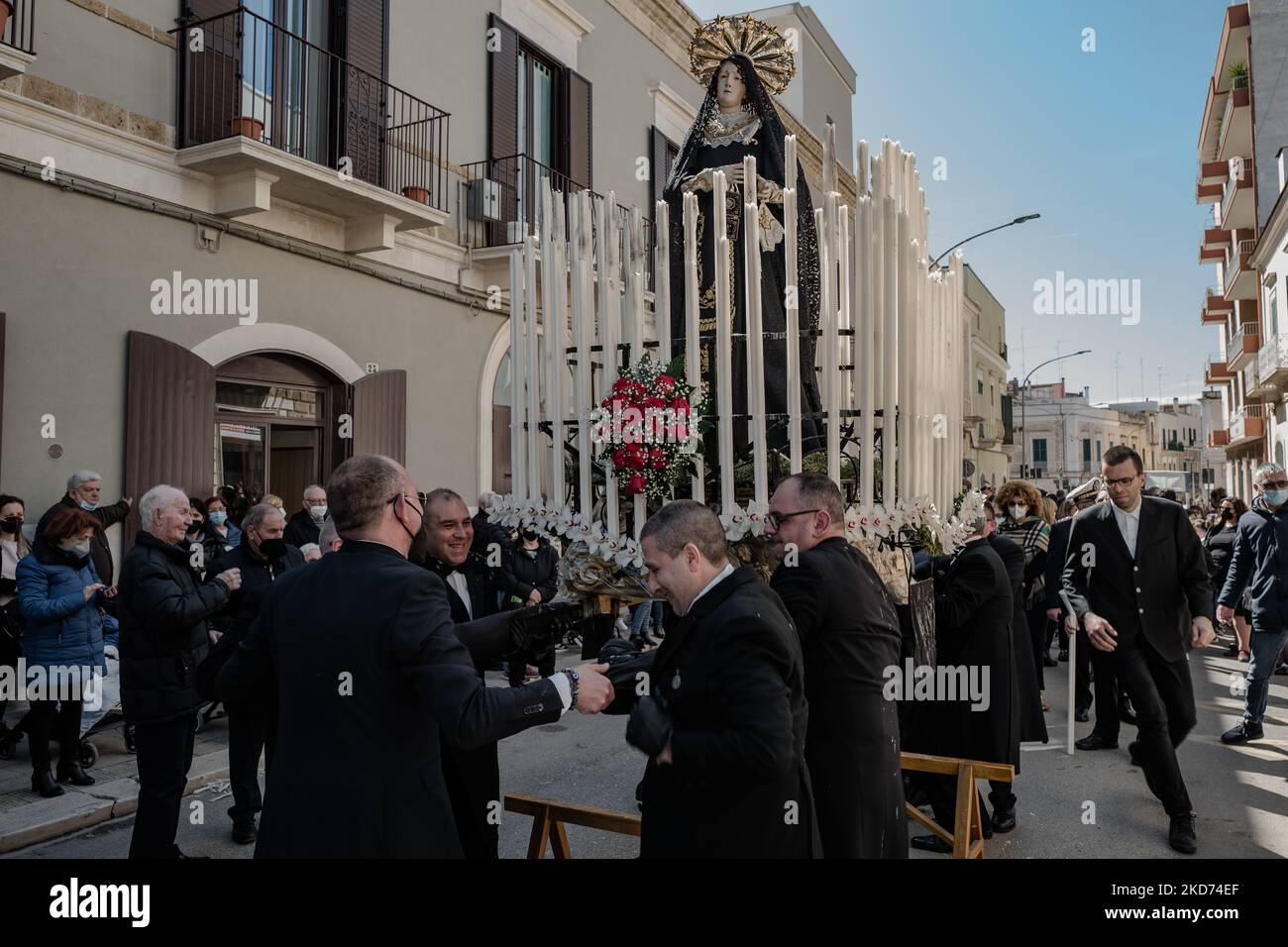 Bearers of the Statue of the Madonna raise the statue during the ...
