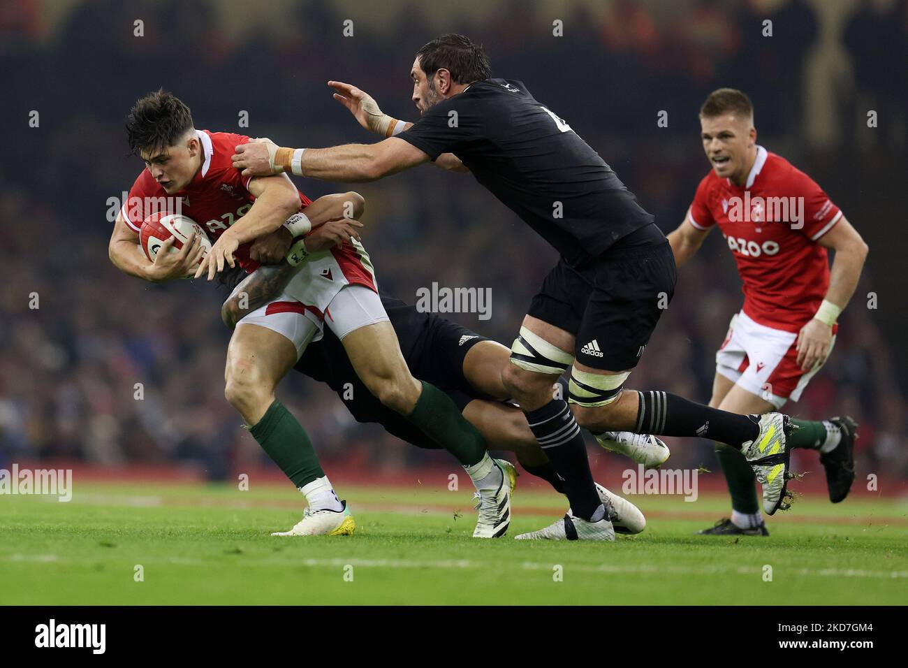 Cardiff, UK. 05th Nov, 2022. Louis Rees-Zammit of Wales is stopped by ...