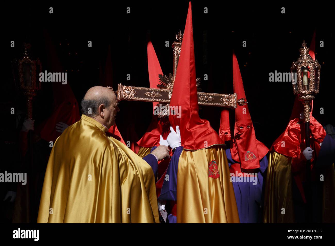 Penitents of the Cristo de los Gitanos Brotherhood start their ...