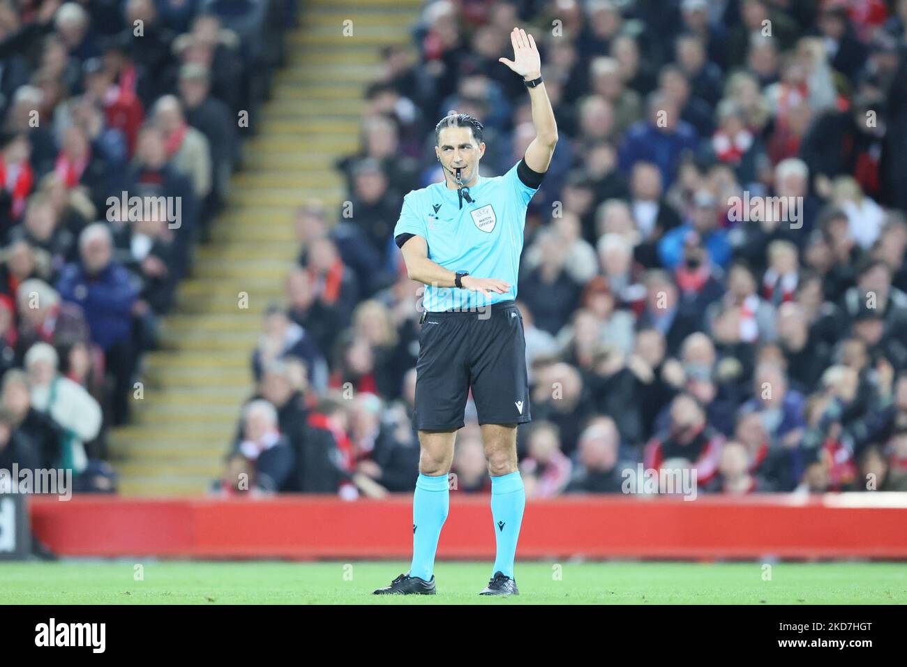 Referee signals hi-res stock photography and images - Alamy