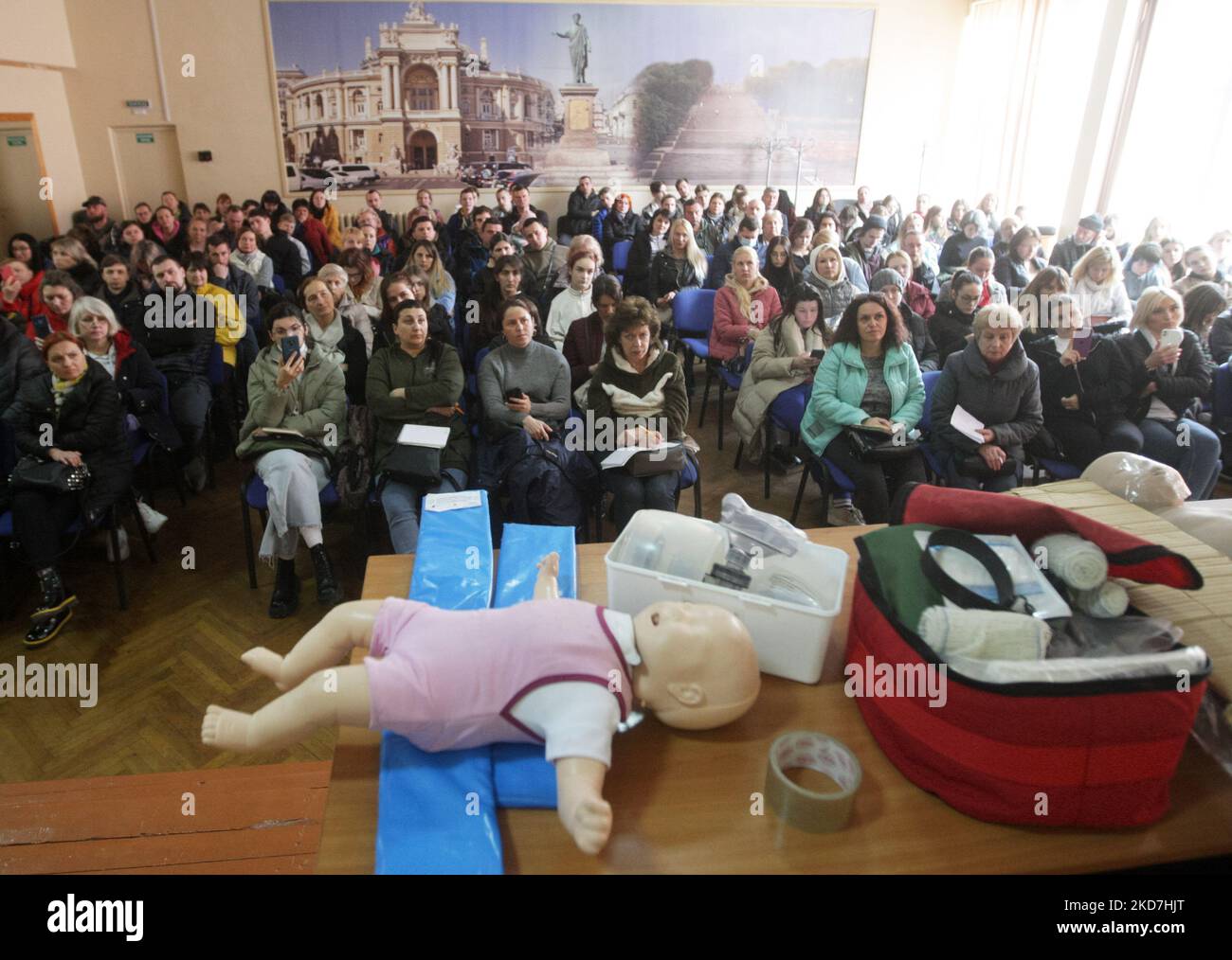Ukrainians attend first aid training, in stopping bleeding ...