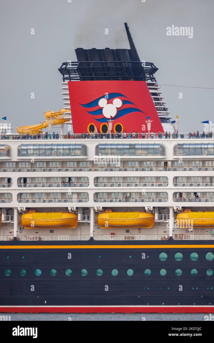 A side shot of the Disney Magic cruise ship on the Hudson River Stock ...