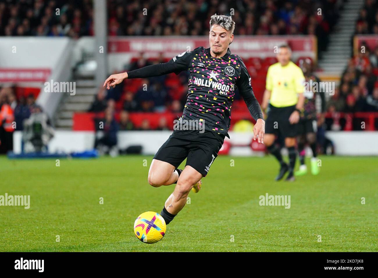 Sergi Canos of Brentford in action during the Premier League match ...