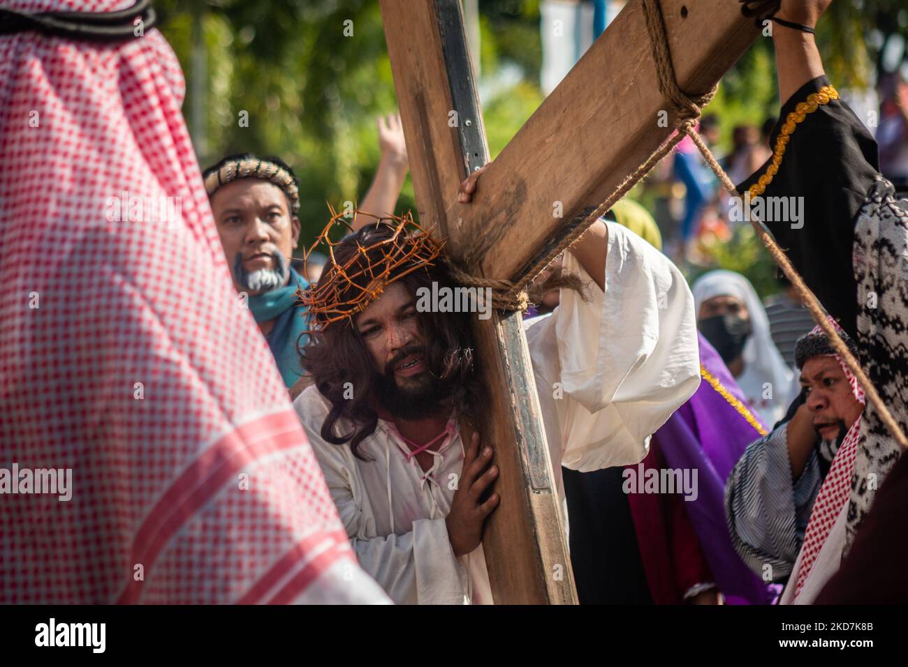 Rex Espiritu Santos reenacts Jesus' carrying the cross on Good Friday in Antipolo City ...