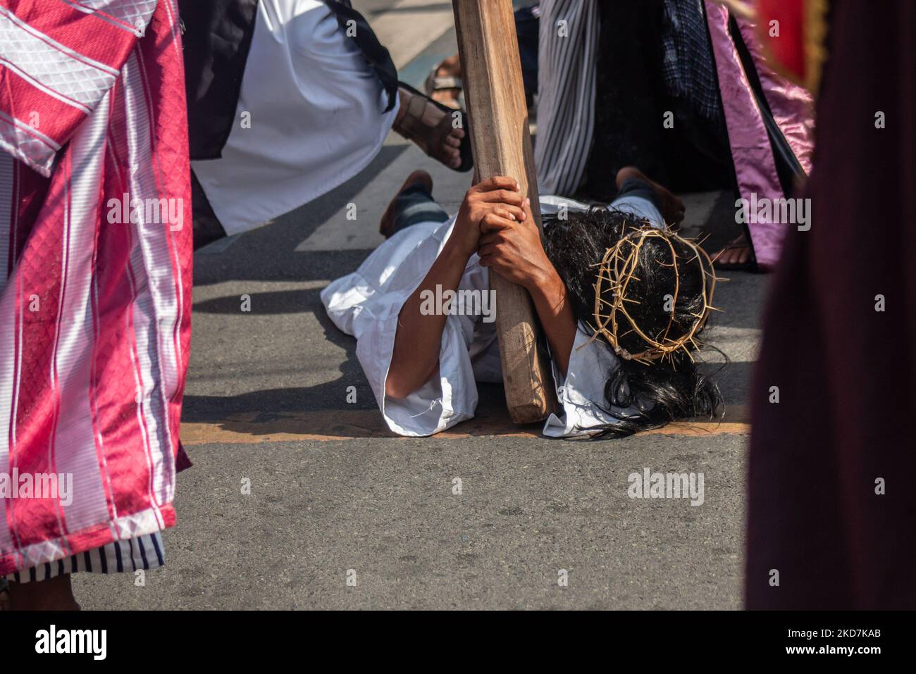 A man reenacts Jesus' carrying the cross on Good Friday in Antipolo ...