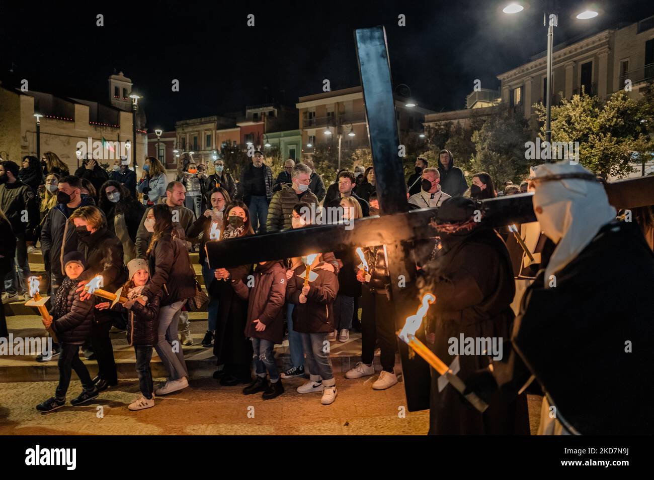 Children accompany the first crucifer with torches and tree frogs in ...