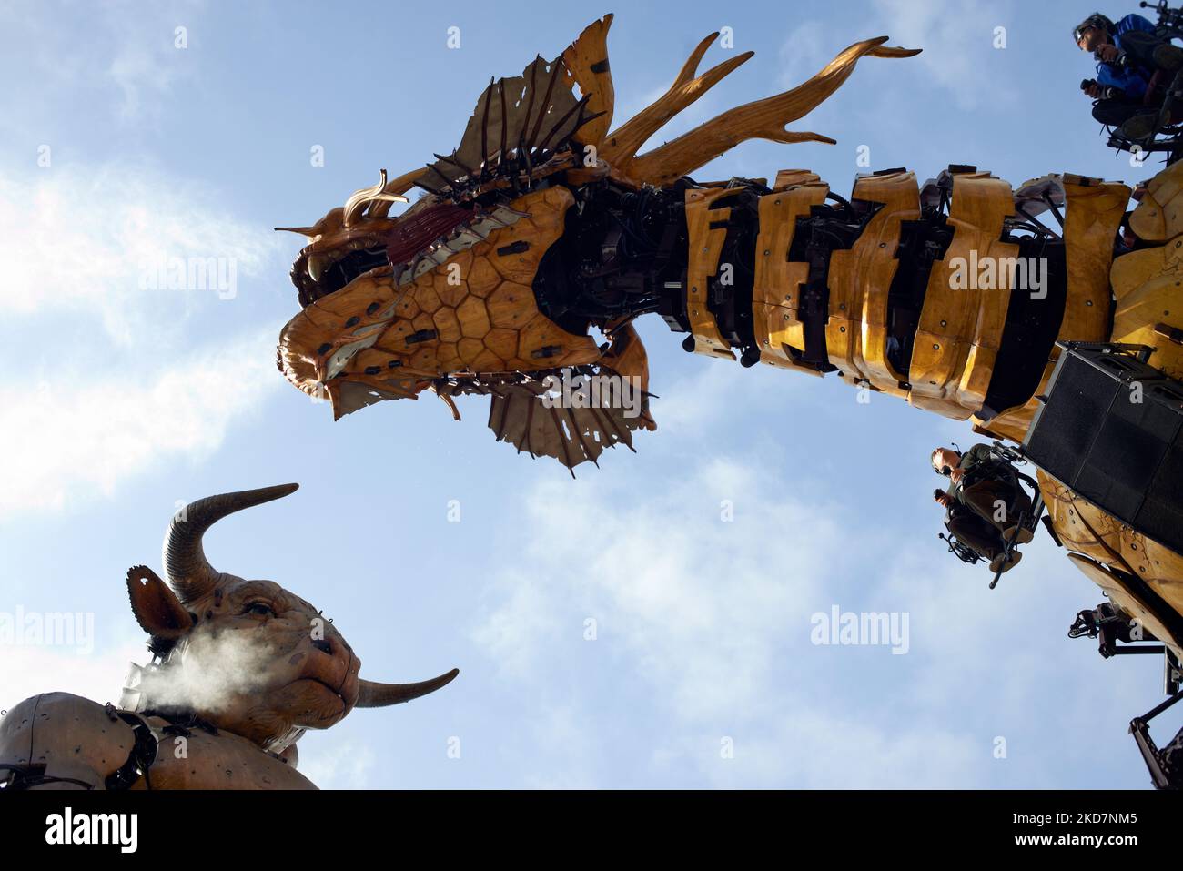 When Long-Ma meets the Minotaur. A robot, a mare-dragon called Long-Ma ...