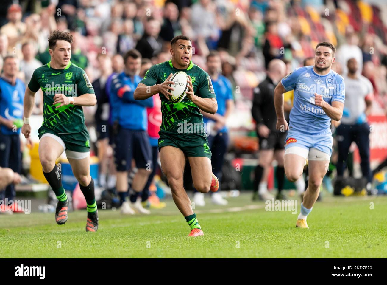Will Joseph of London Irish runs with the ball to score a try during ...