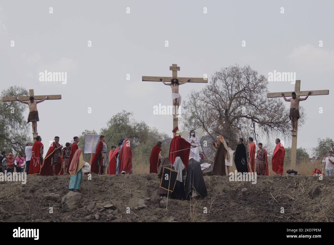 In the centre, a young man from the Santiago Zapotitlán neighbourhood ...