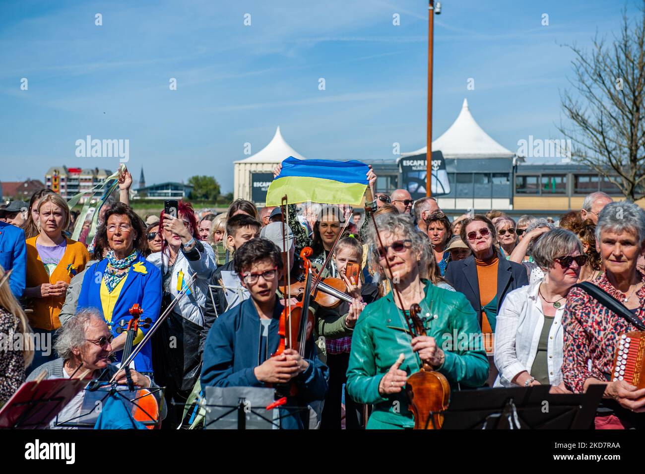 Hundreds of musicians are playing the Ukrainian national anthem during ...