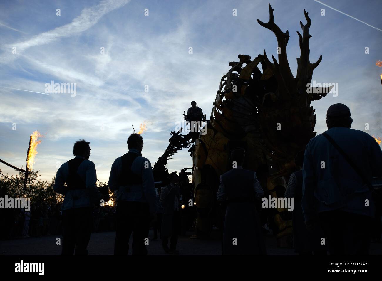 Operators and Long-Ma are silhoutted. A robot, a mare-dragon called ...