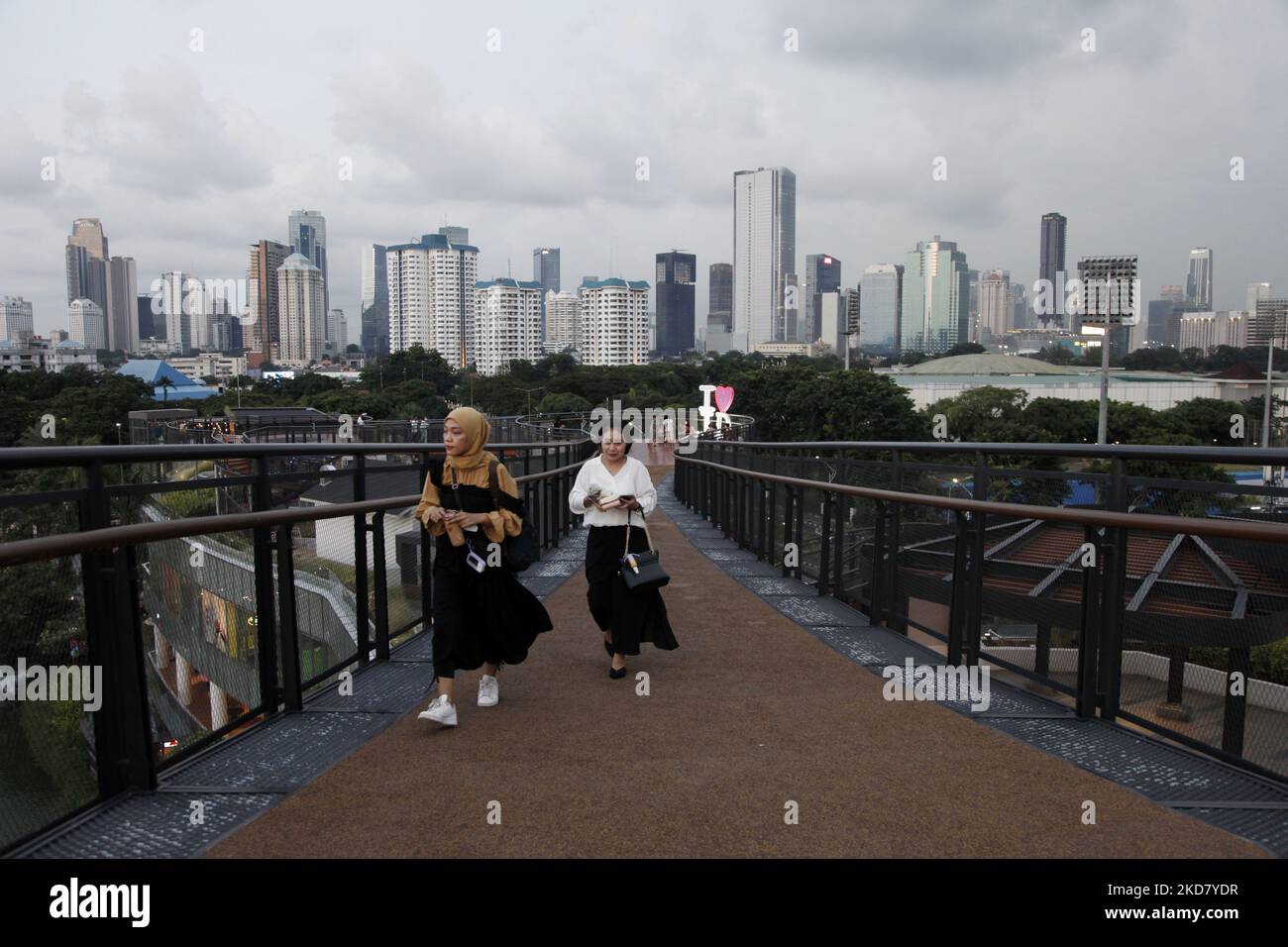 People enjoy Jakarta landscapes from the Senayan Skywalk bridge in ...