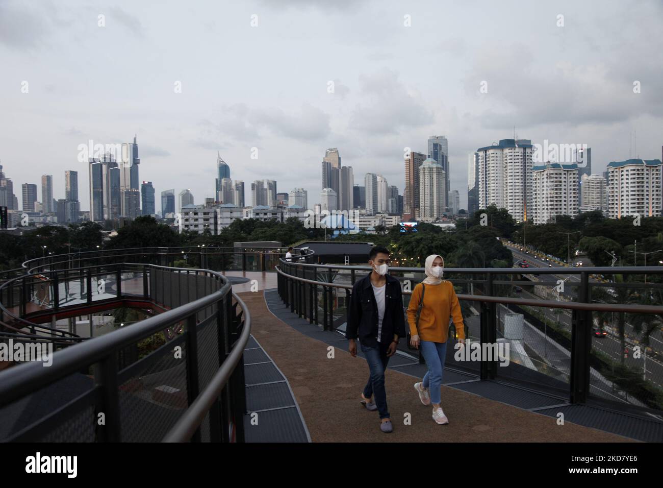 People enjoy Jakarta landscapes from the Senayan Skywalk bridge in ...