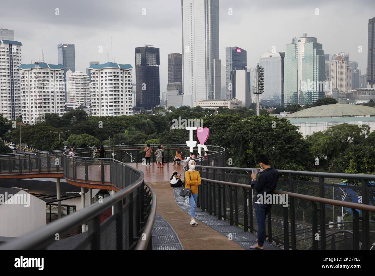 People enjoy Jakarta landscapes from the Senayan Skywalk bridge in ...