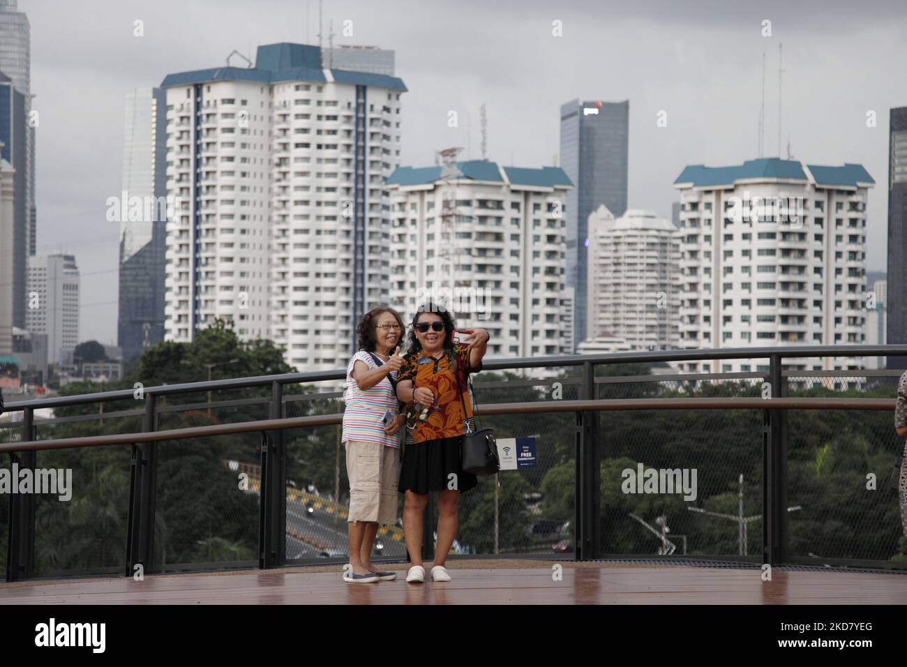 People enjoy Jakarta landscapes from the Senayan Skywalk bridge in ...