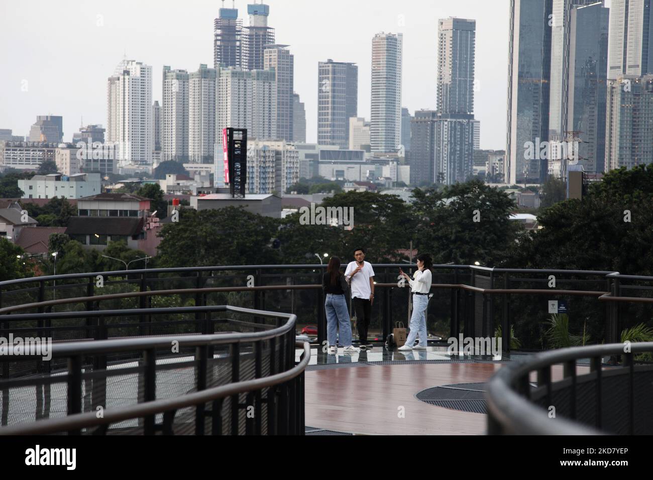 People enjoy Jakarta landscapes from the Senayan Skywalk bridge in ...