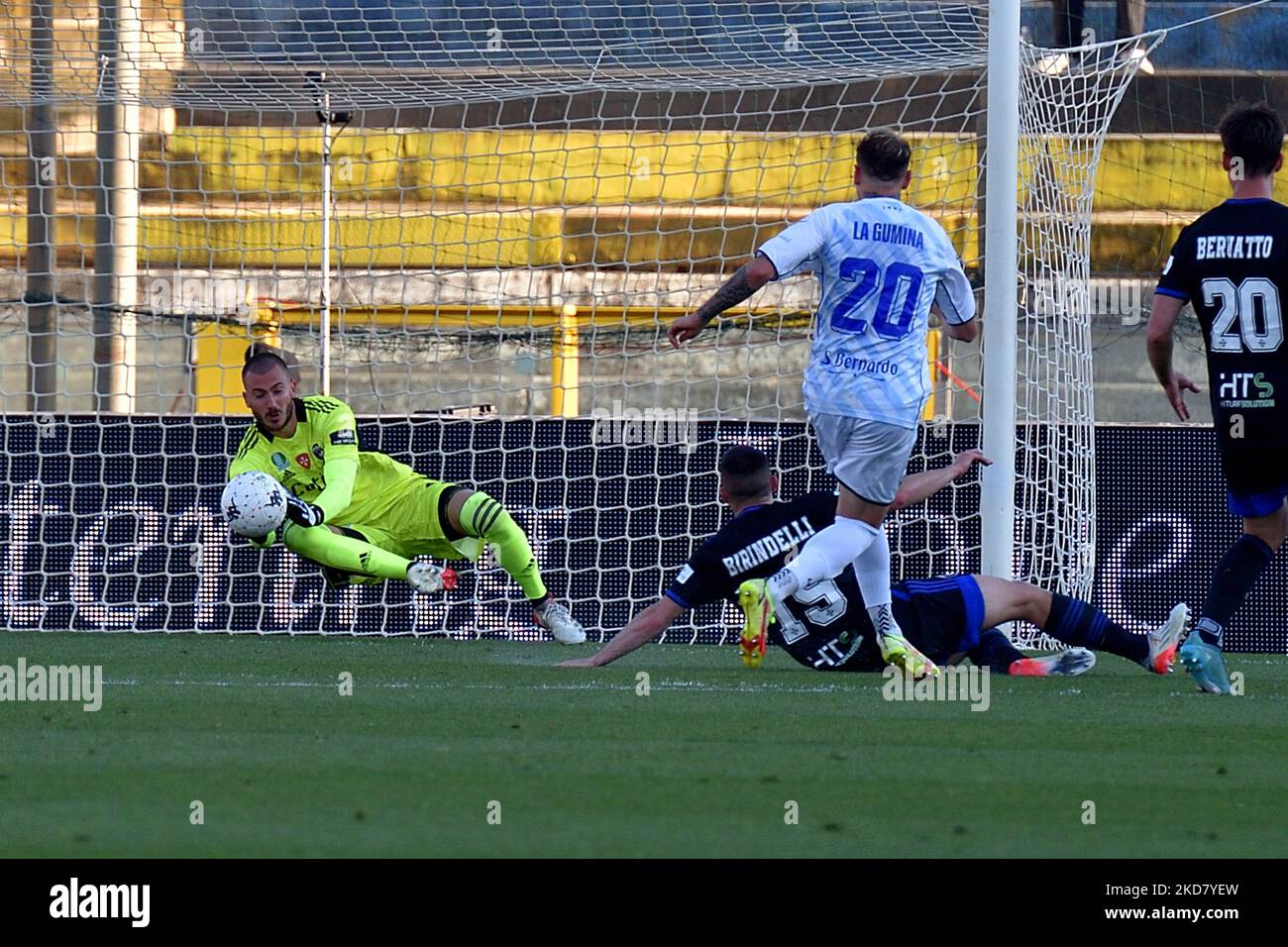 Alessandro Livieri (Pisa) saves on Antonino La Gumina (Como ...