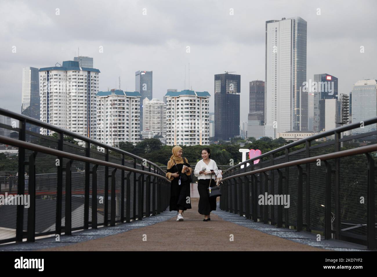 People enjoy Jakarta landscapes from the Senayan Skywalk bridge in ...