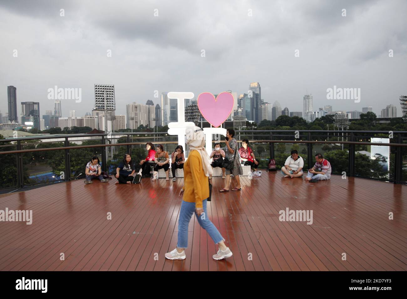 People enjoy Jakarta landscapes from the Senayan Skywalk bridge in ...