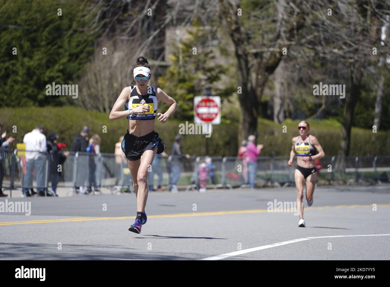 Elite female runners pass through mile 17 in Newton, Massachusetts ...