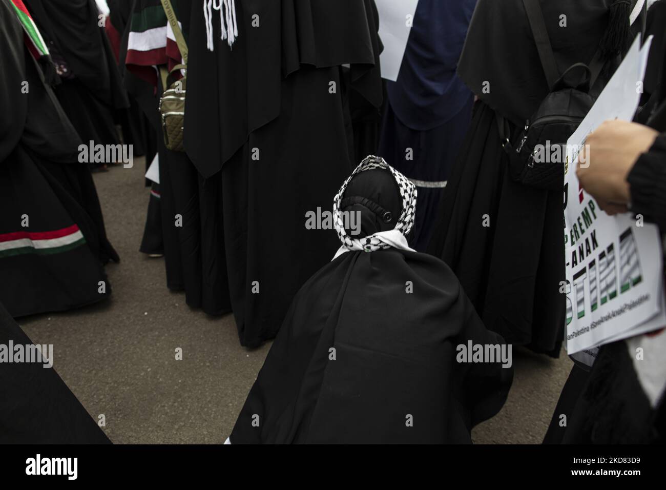 Hundreds of Muslim gathered in front of US Embassy, Jakarta, Indonesia ...