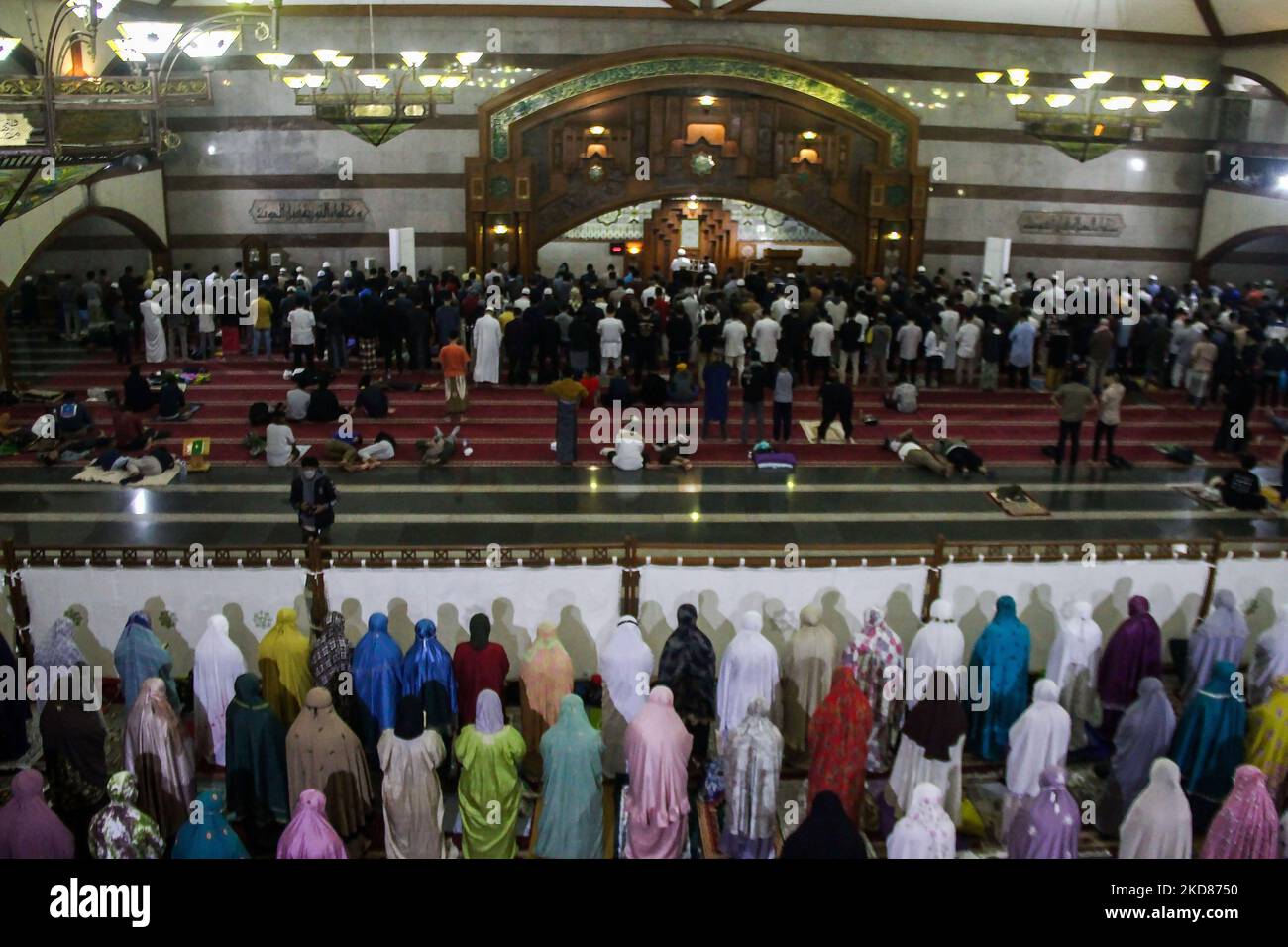 Muslims pray during I'tikaf (staying in a mosque to pray) to hunt for ...