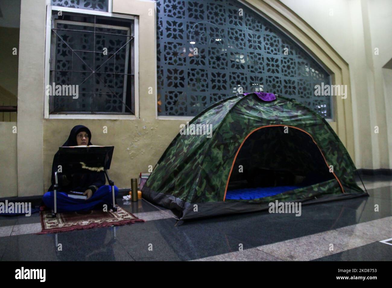 A woman read the Quran during I'tikaf (staying in a mosque to pray) to ...