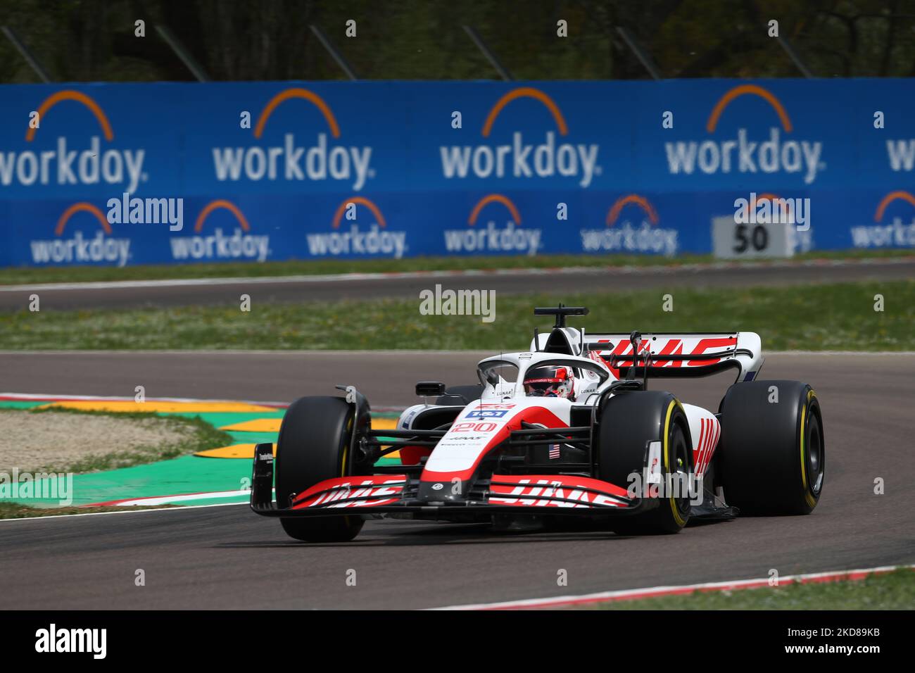 Kevin Magnussen of Danimark driving the (20) Hass F1 Team Vf-22 Ferrari 066/7 during the F1 ...