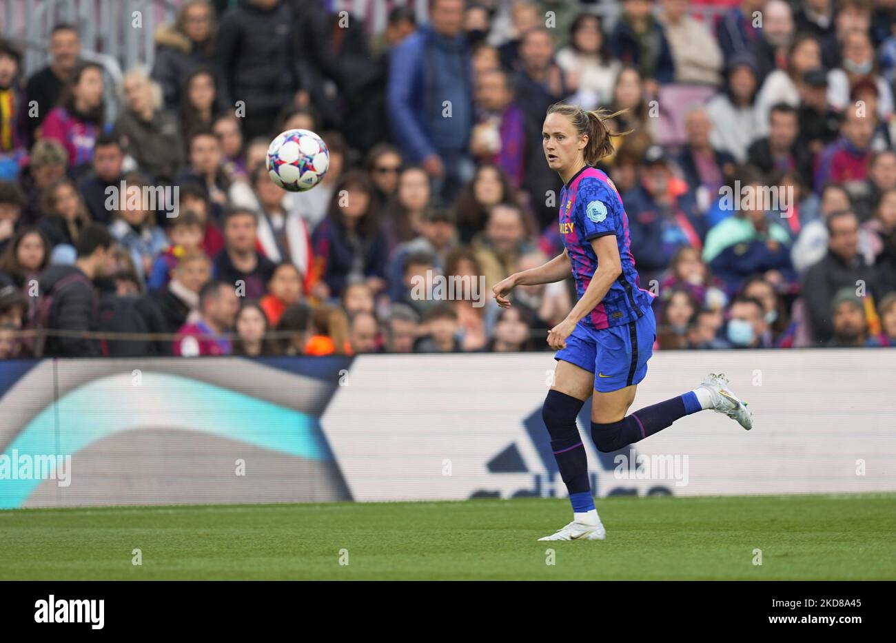 Caroline Graham Hansen of FC Barcelona controls the ball during FC ...