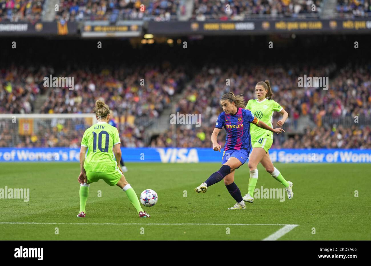 Alexia Putellas of FC Barcelona controls the ball during FC Barcelona ...