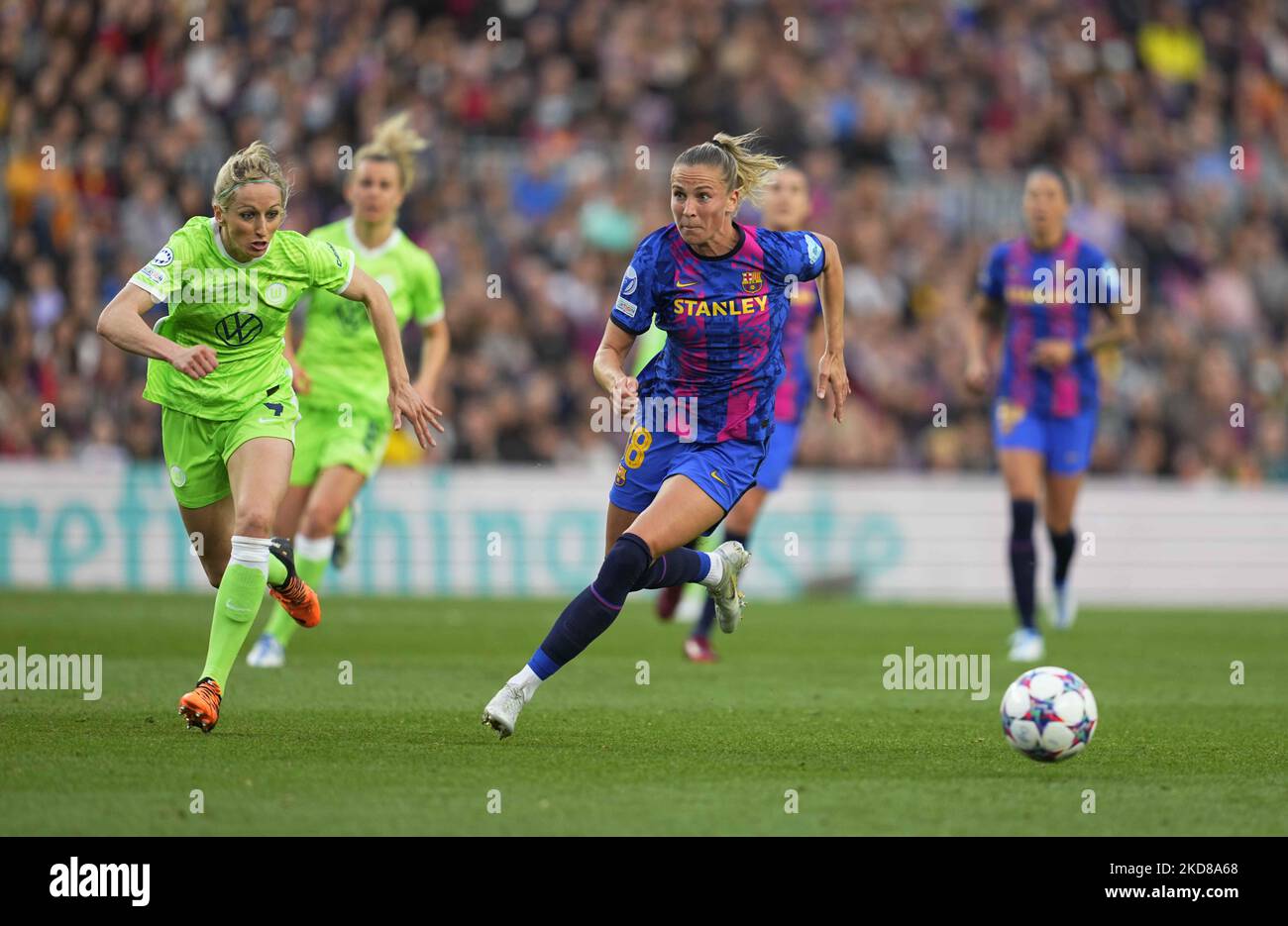 Ana-Maria Crnogor?evi? of FC Barcelona controls the ball Kathrin-Julia ...