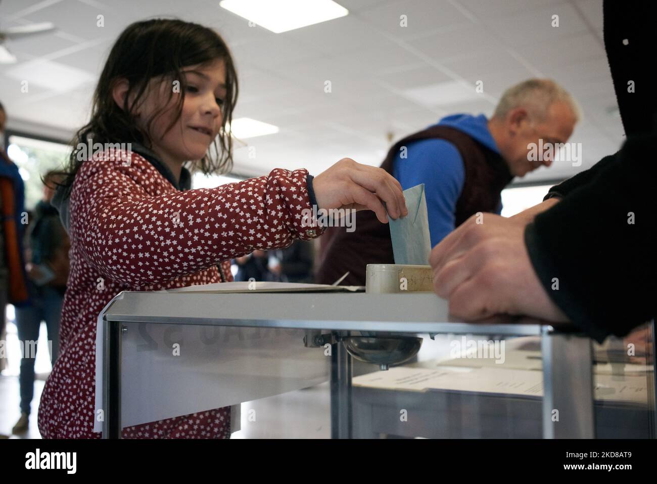 Girl voting booth mother hi-res stock photography and images - Alamy