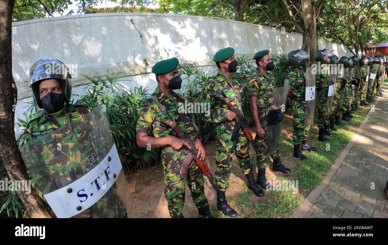 Sri Lankan STF police officers stand in guard as Sri Lankan university ...
