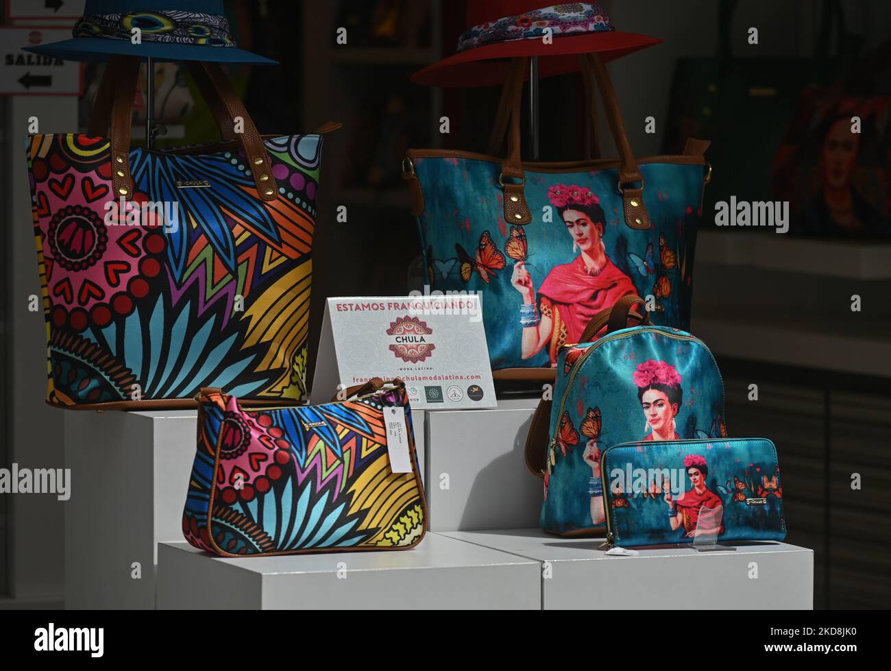 Chula moda latina hi-res stock photography and images - Alamy