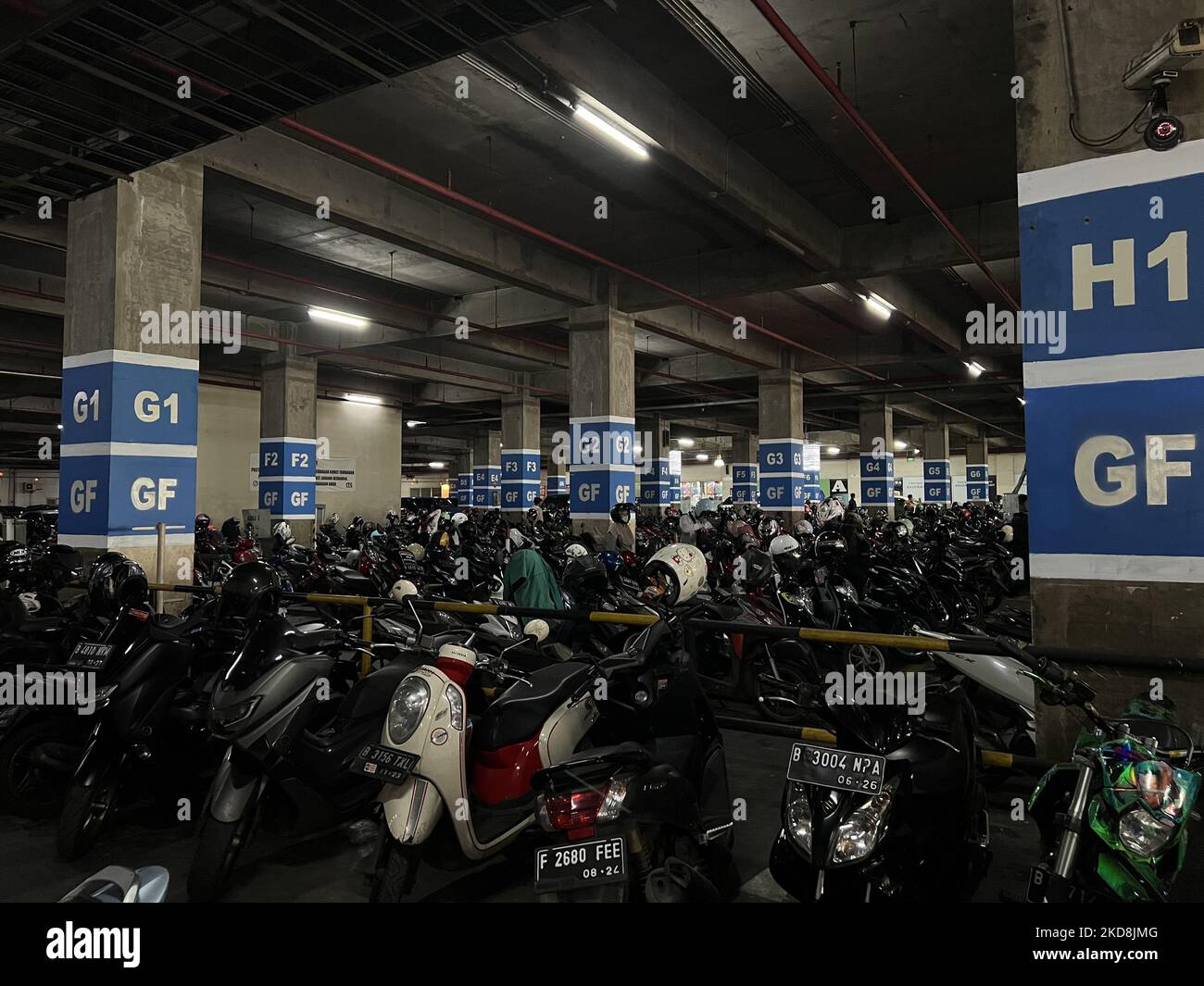 People at ITC BSD market to buy clothes as Eid al-Fitr approach, in ...