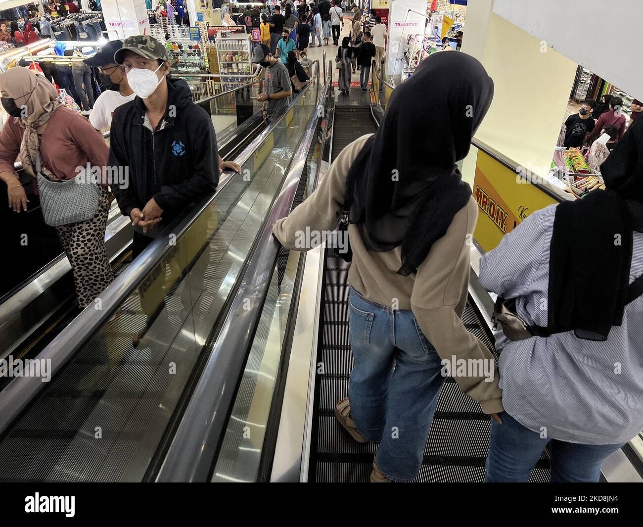 People at ITC BSD market to buy clothes as Eid al-Fitr approach, in ...