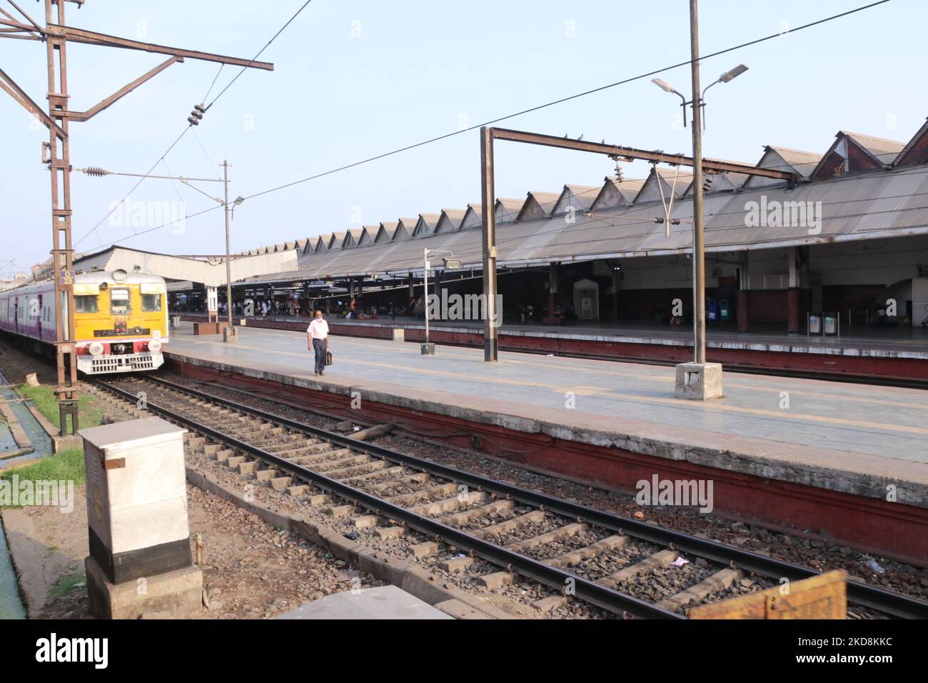 The view of empty the platform during the hot temperature at howrah ...