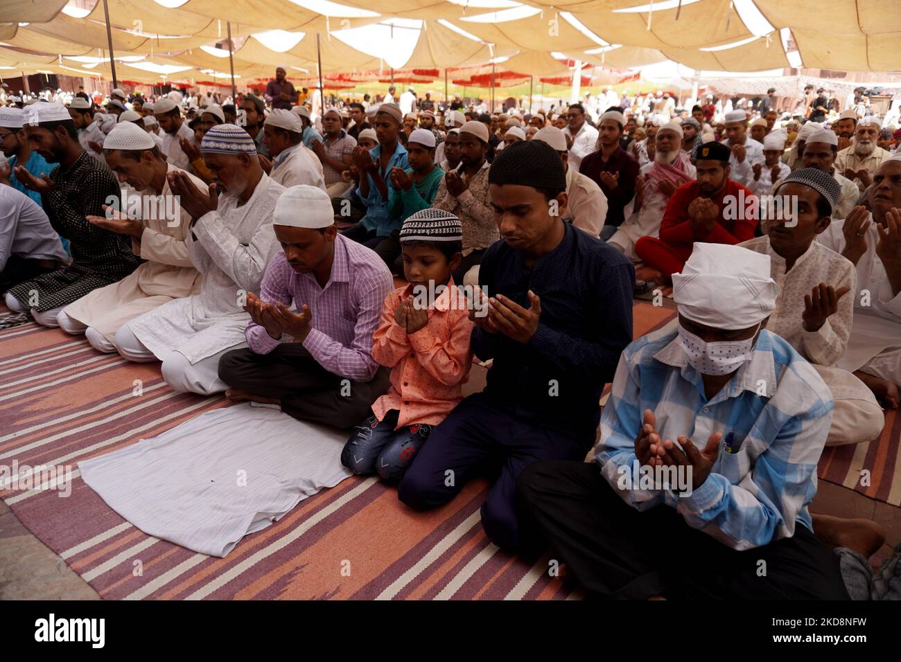 Muslim men offer prayers on the Jumat-ul-Vida or the last Friday of the ...