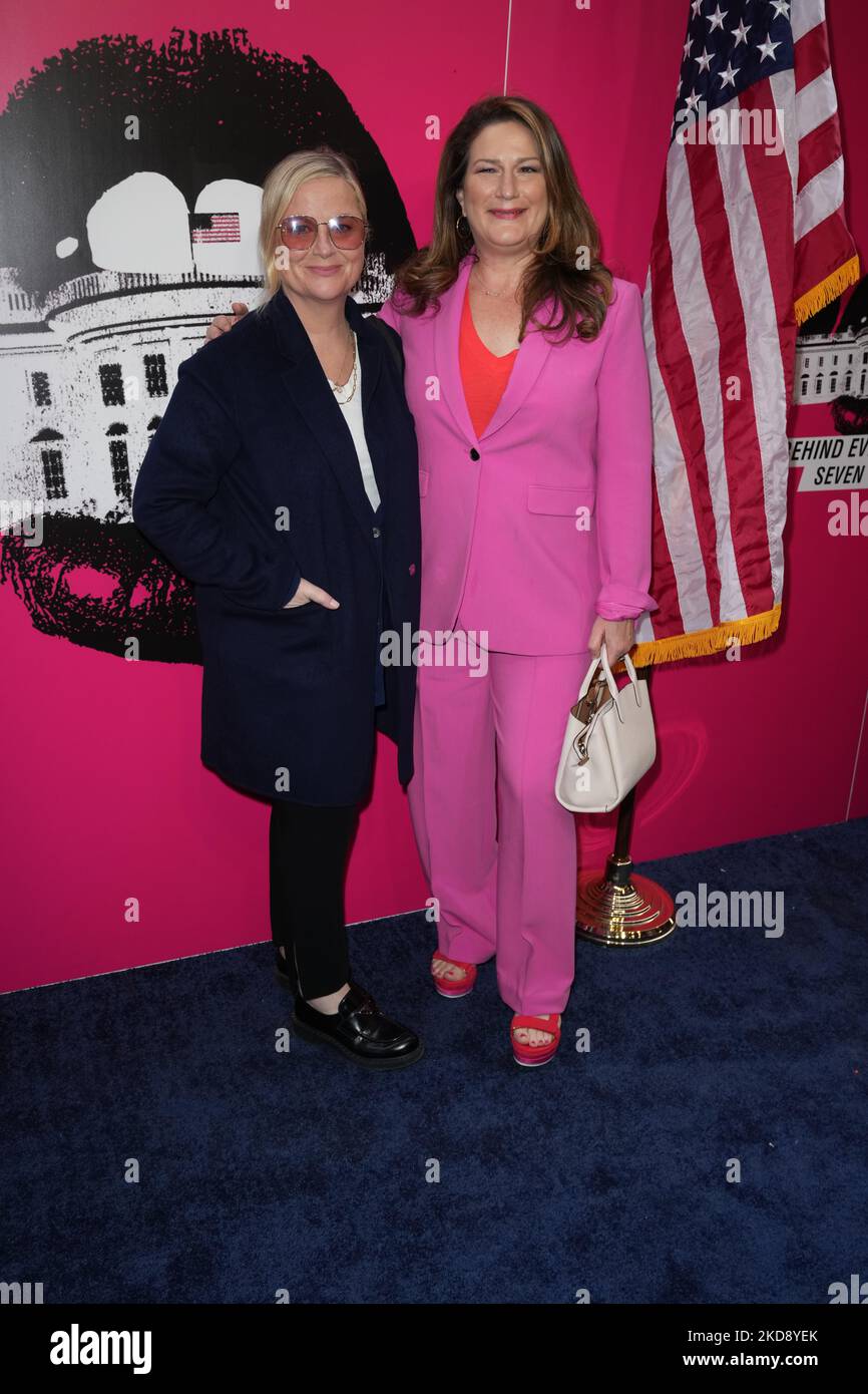NEW YORK, NEW YORK - MAY 01: (L-R) Amy Poehler, Ana Gasteyer pose at ...