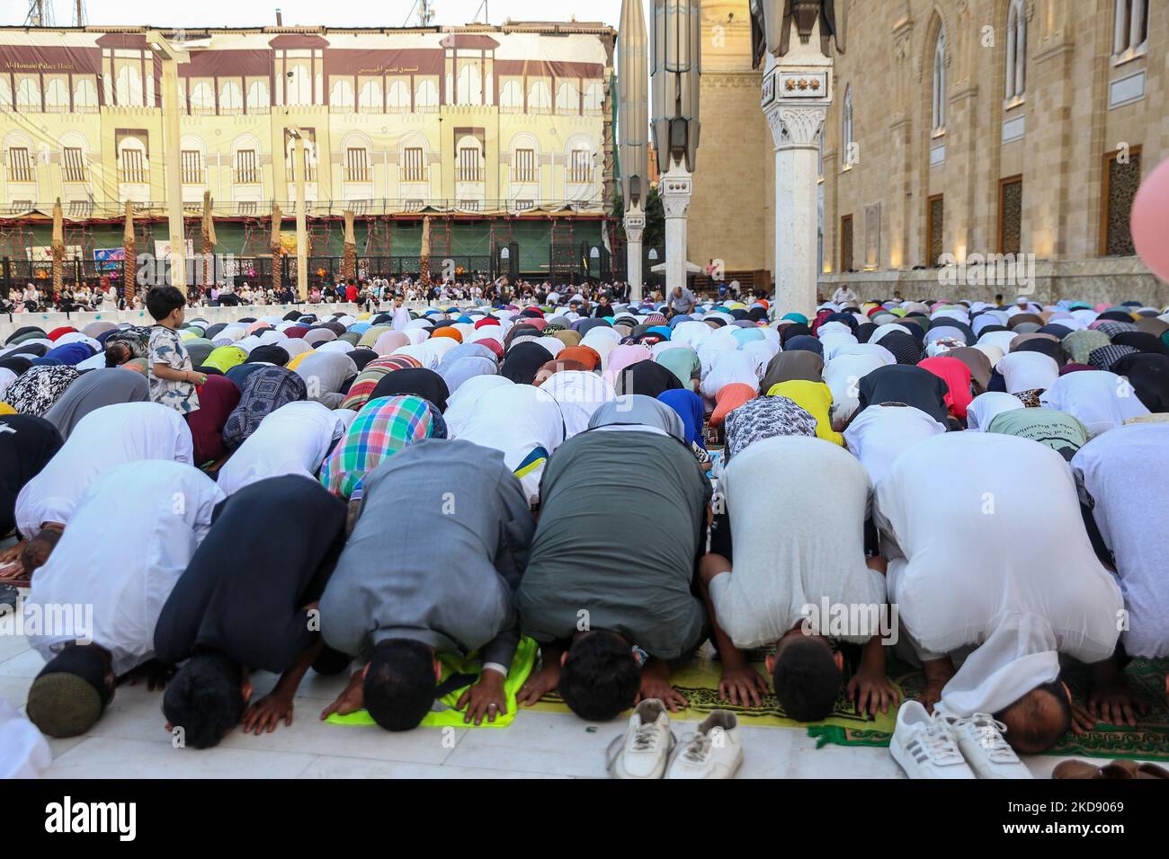 Egyptians perform Eid al-Fitr prayers at Al-Hussein Mosque, Cairo ...