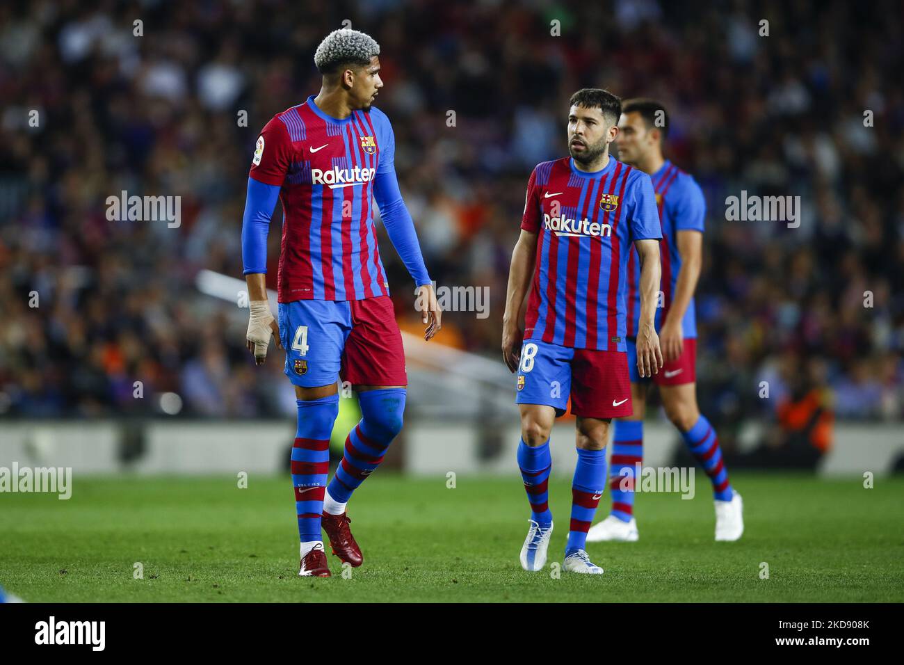 04 Ronald Araujo of FC Barcelona talking with 18 Jordi Alba of FC ...