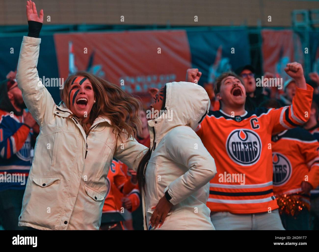 Oilers fans celebrate after McDavid scores in the first match of the ...