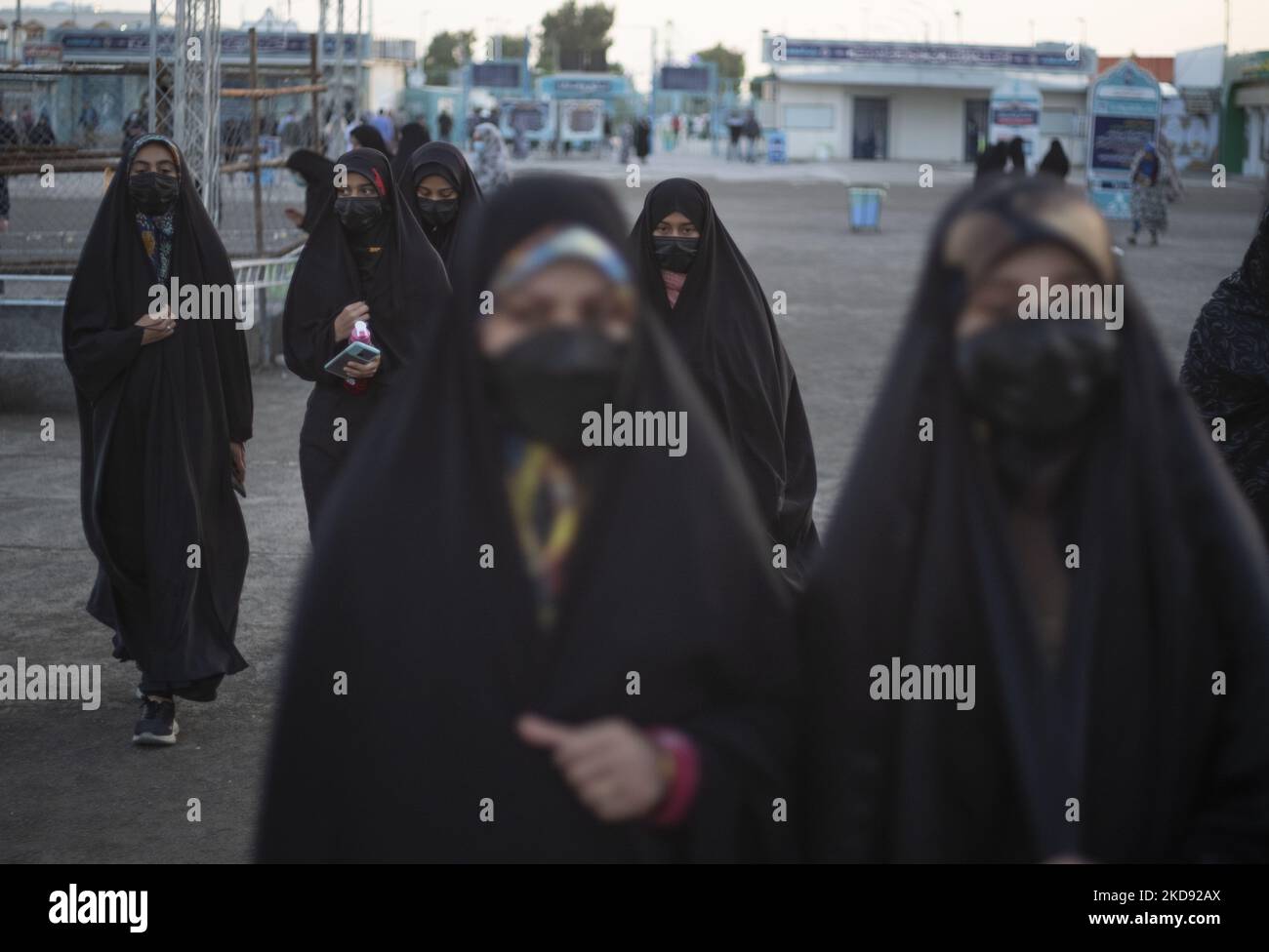 Veiled female worshipers hi-res stock photography and images - Alamy