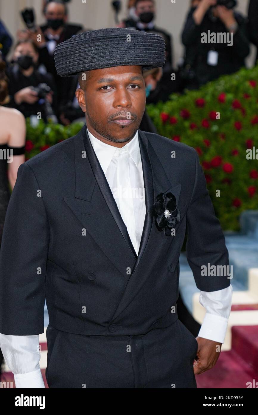 NEW YORK, NEW YORK - MAY 02: Leslie Odom attend The 2022 Met Gala ...