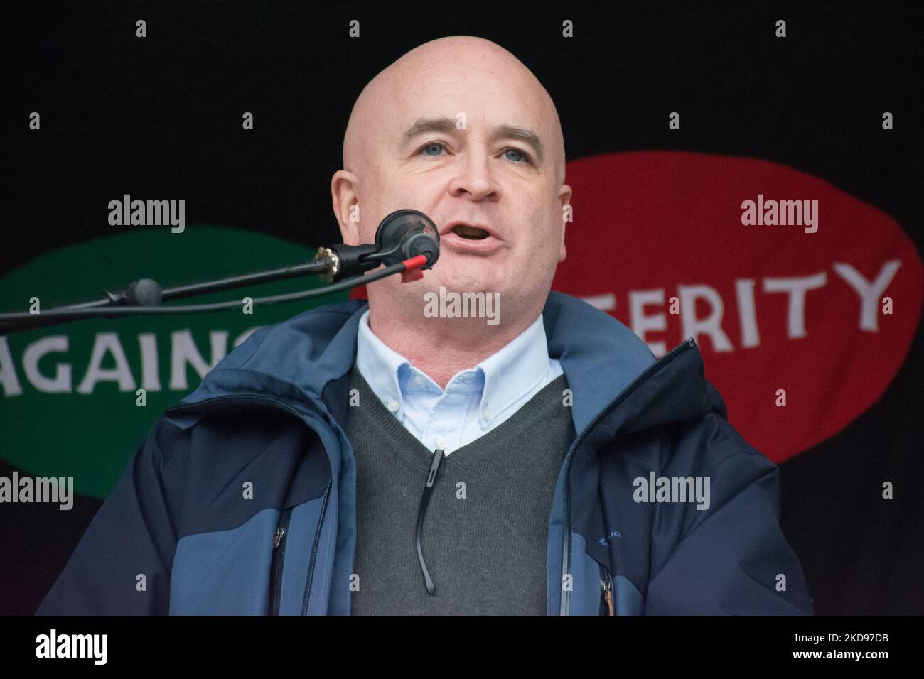 Trafalgar square, London, UK. 5th November 2022. Speaker Mick Lynch is ...