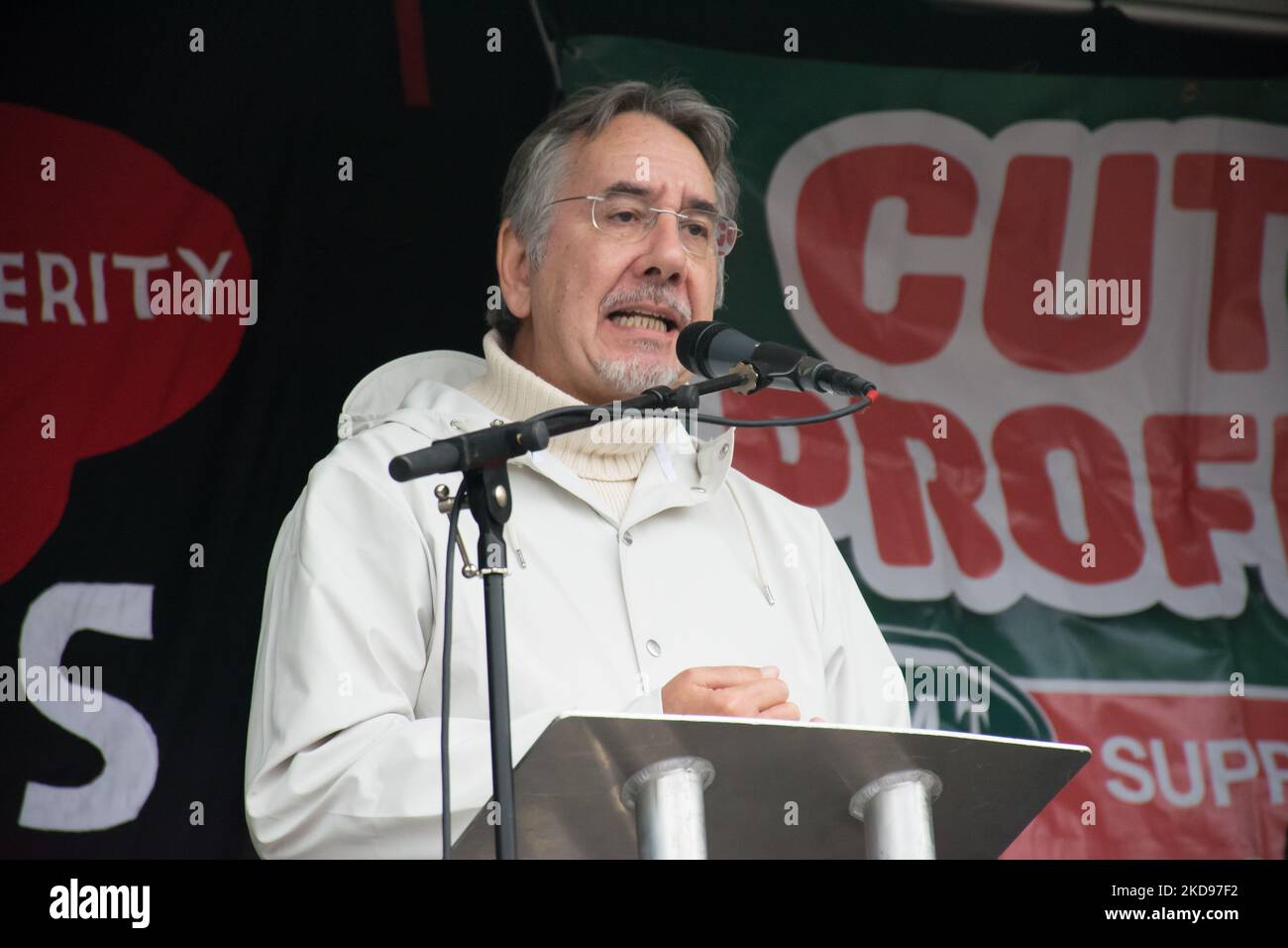 Trafalgar square, London, UK. 5th November 2022. Speaker John Rees ...